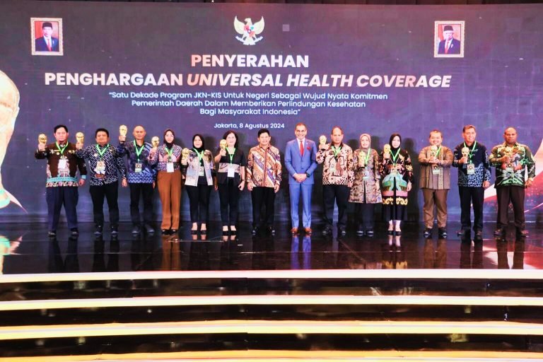 Bupati BurseL Safitri Malik Soulisa Terima UHC Award 2024 - Ambontoday.com