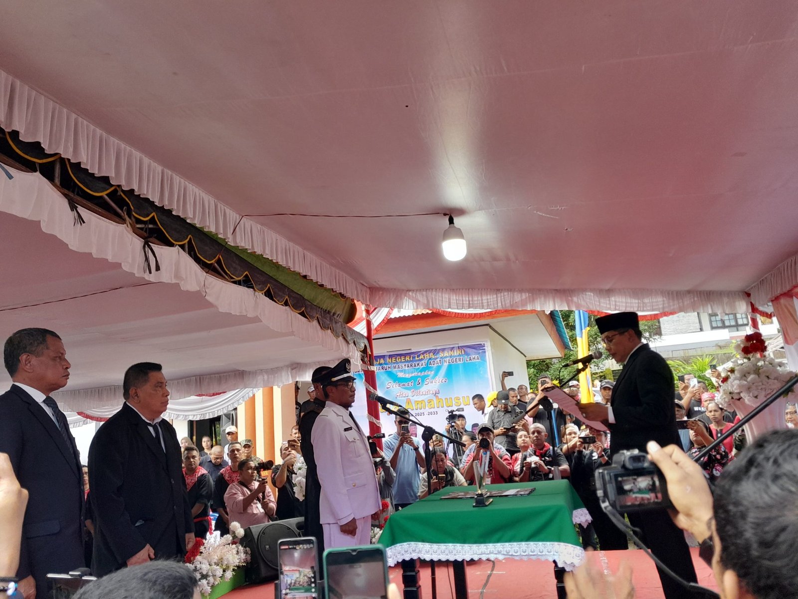 Mezaack Maurits Silooy Dilantik Sebagai Raja Negeri Amahusu, Simbol ...